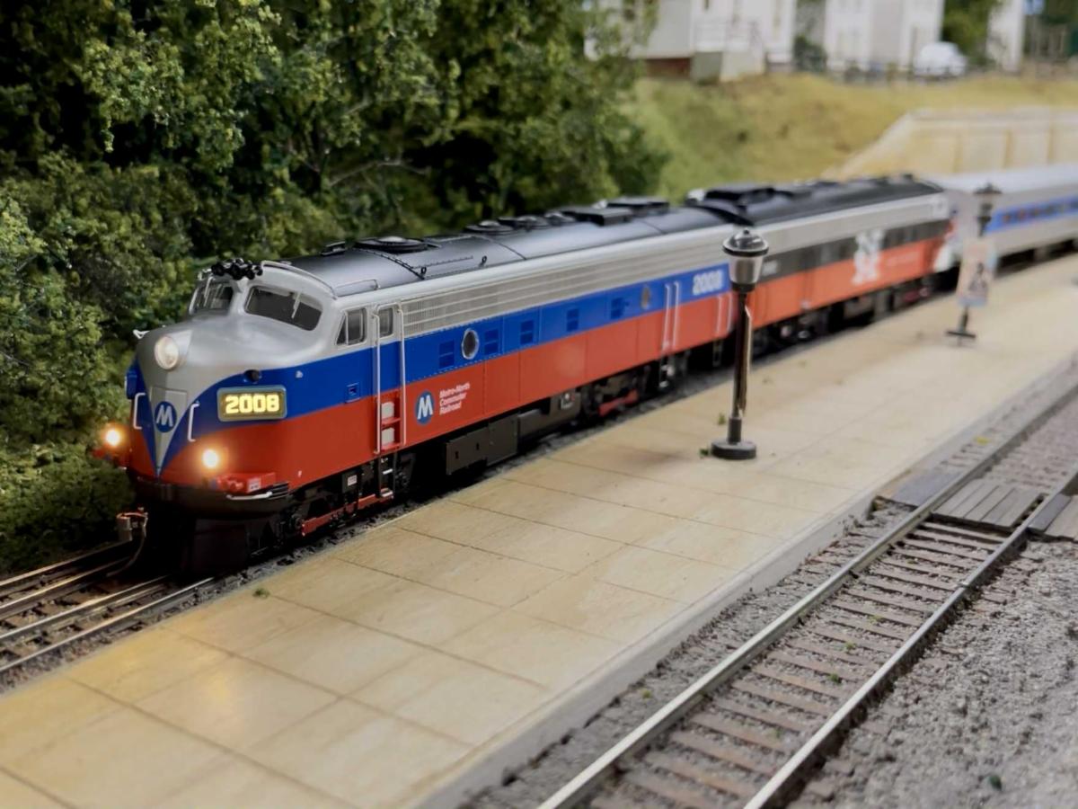 FL9 and rebuilt FL9 - Diesel Locomotives - HO scale - Rapido Trains Inc.