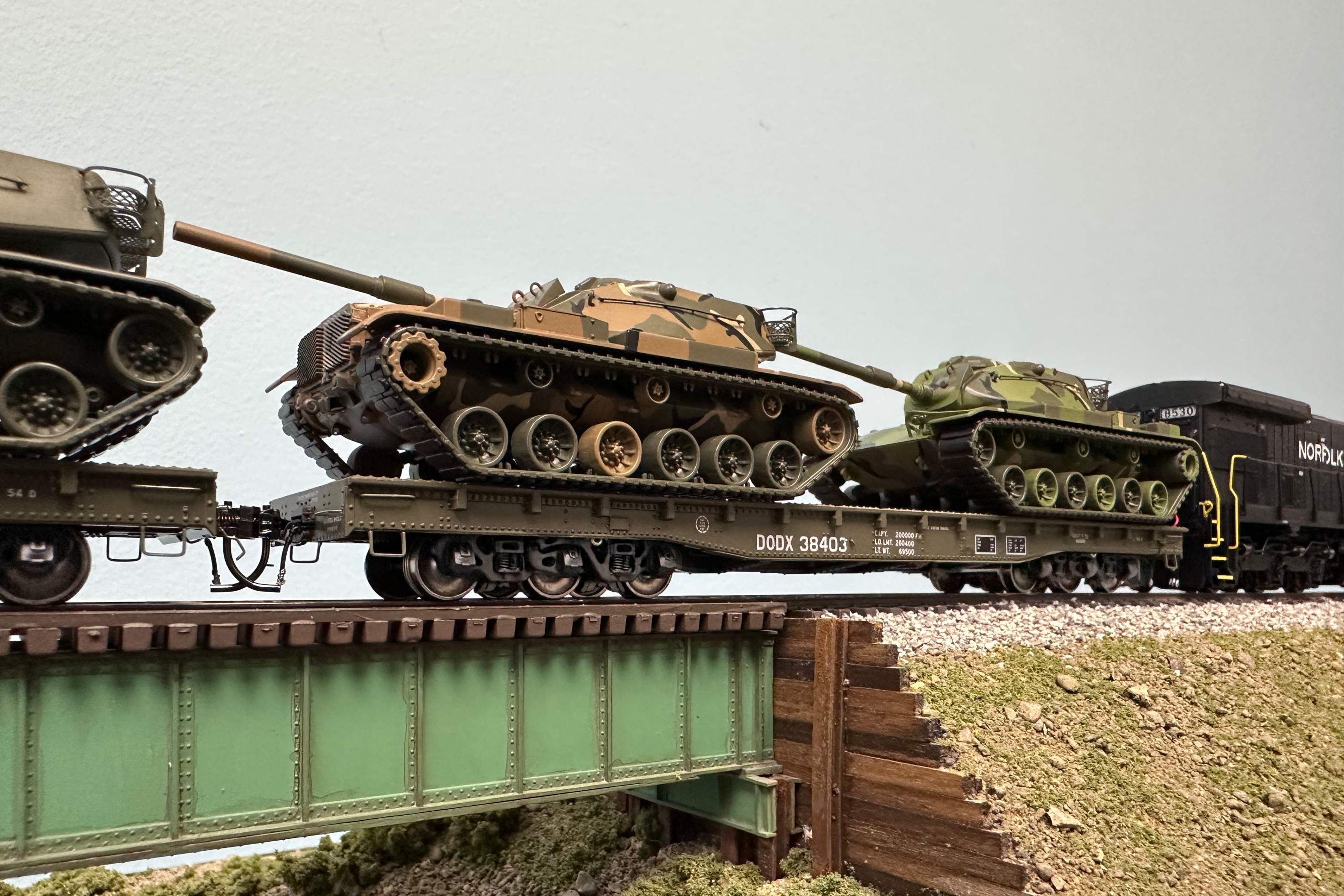 Military Flatcar Loads - Vehicles - HO scale - Rapido Trains Inc.