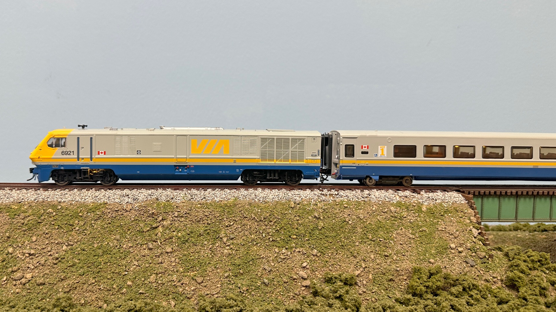 LRC Coaches - Passenger Cars - HO scale - Rapido Trains Inc.